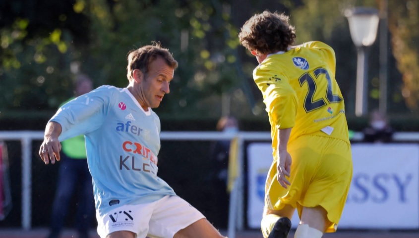 Emmanuel Macron disputa partida de futebol e marca de penálti - Radio Alfa