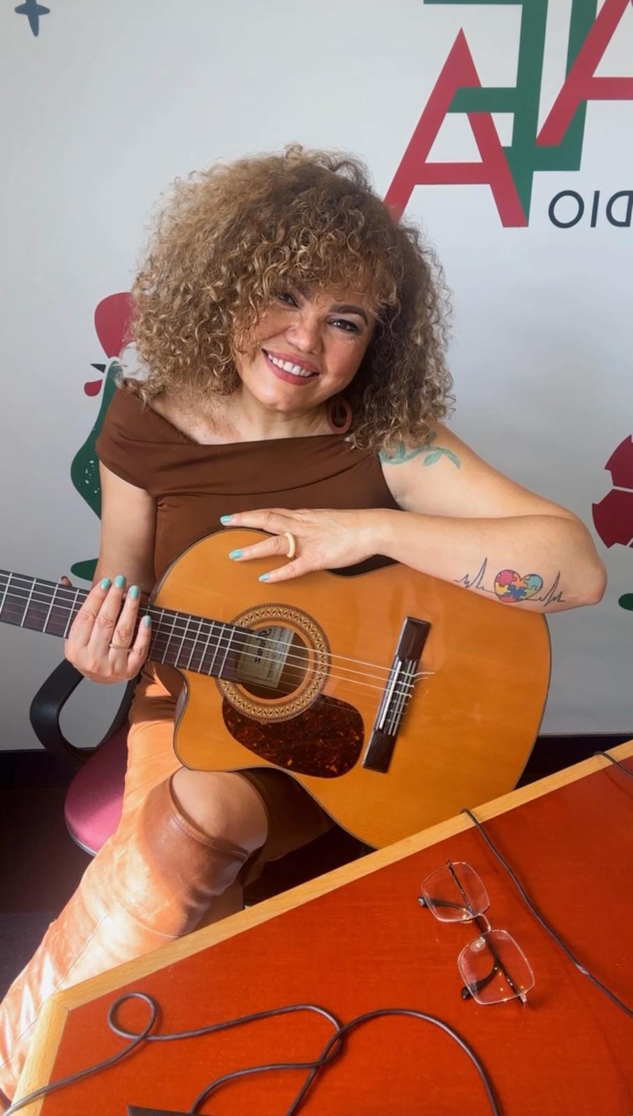 Anna Torres homenageia Chico, Gil, Caetano e Djavan