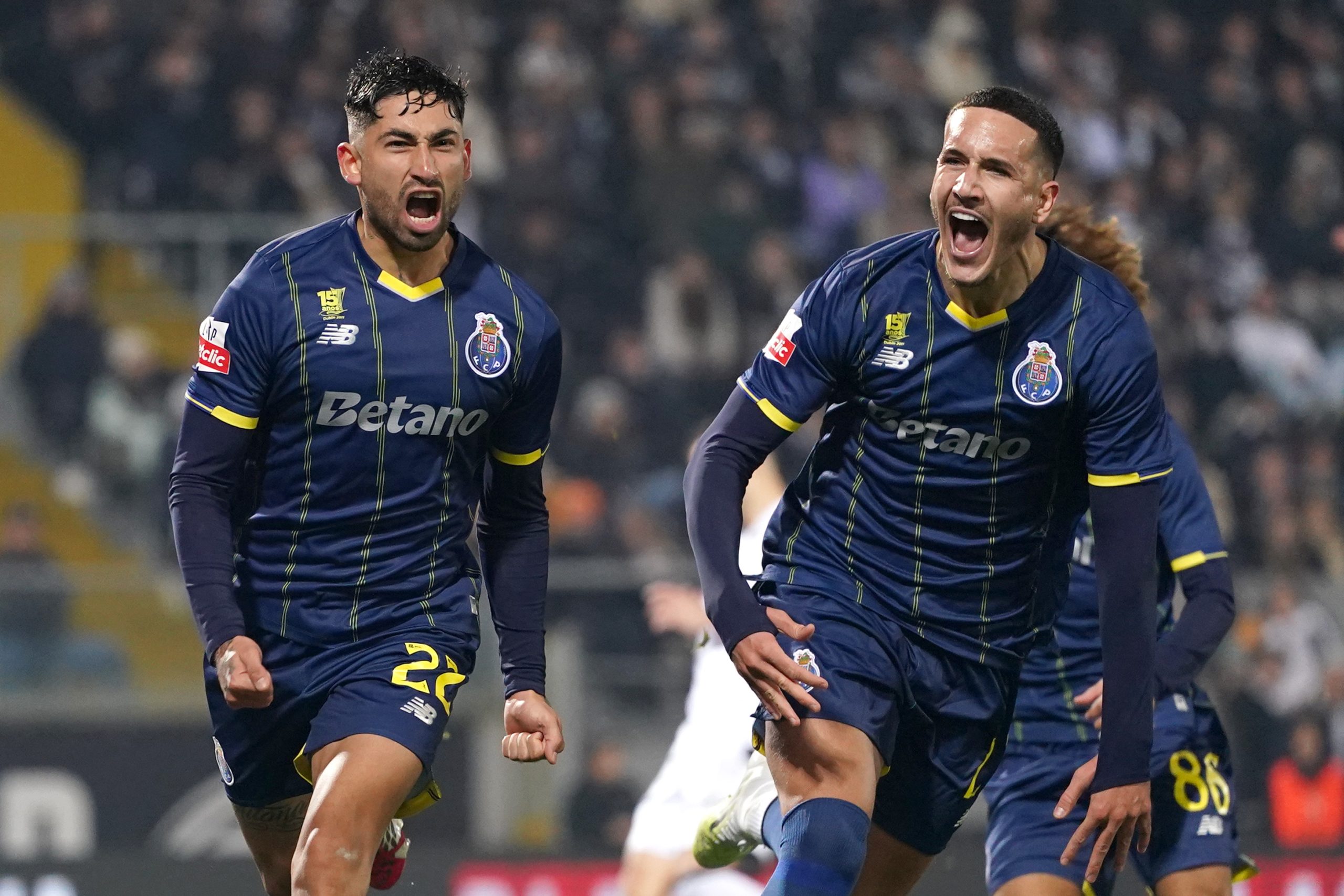 Líder FC Porto garante triunfo 'suado' em Guimarães com penálti aos 85 ...